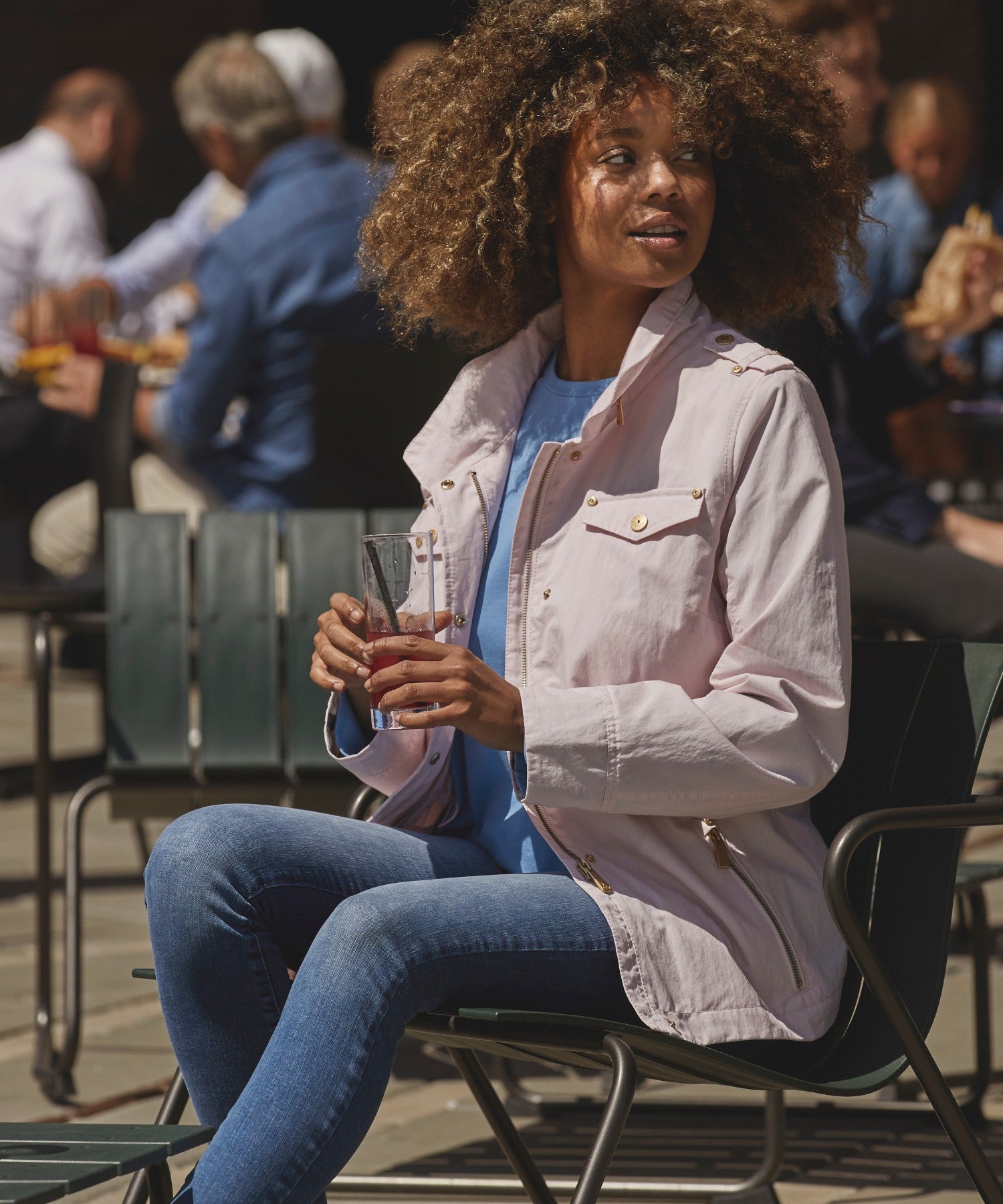 Guide [2024]: Hitta rätt vårjacka för kvinnor